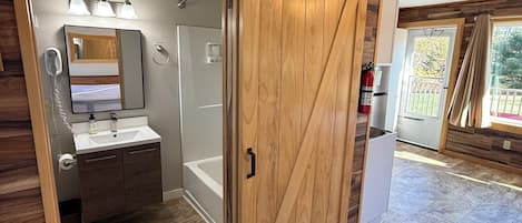 Suíte standard, várias camas, geladeira e micro-ondas, vista para o parque | Banheiro | Produtos de toalete grátis, secador de cabelo, toalhas de banho