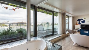 Suíte panorâmica, terraço, vista para o rio | Frigobar, cofres nos quartos, cortinas blackout, berços grátis