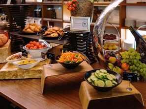 Café da manhã com buffet todos os dias mediante uma taxa