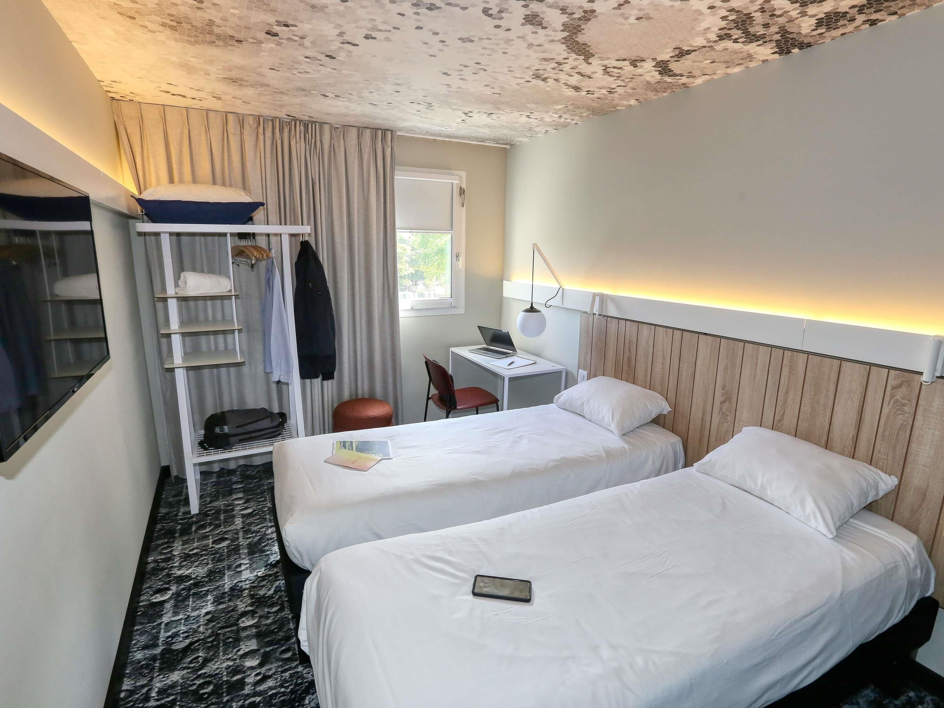 Quarto Standard, 2 camas individuais | Roupa de alta qualidade, secretária, cortinas/cortinados opacos 