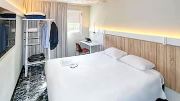 Roupas de cama premium, escrivaninha, cortinas blackout