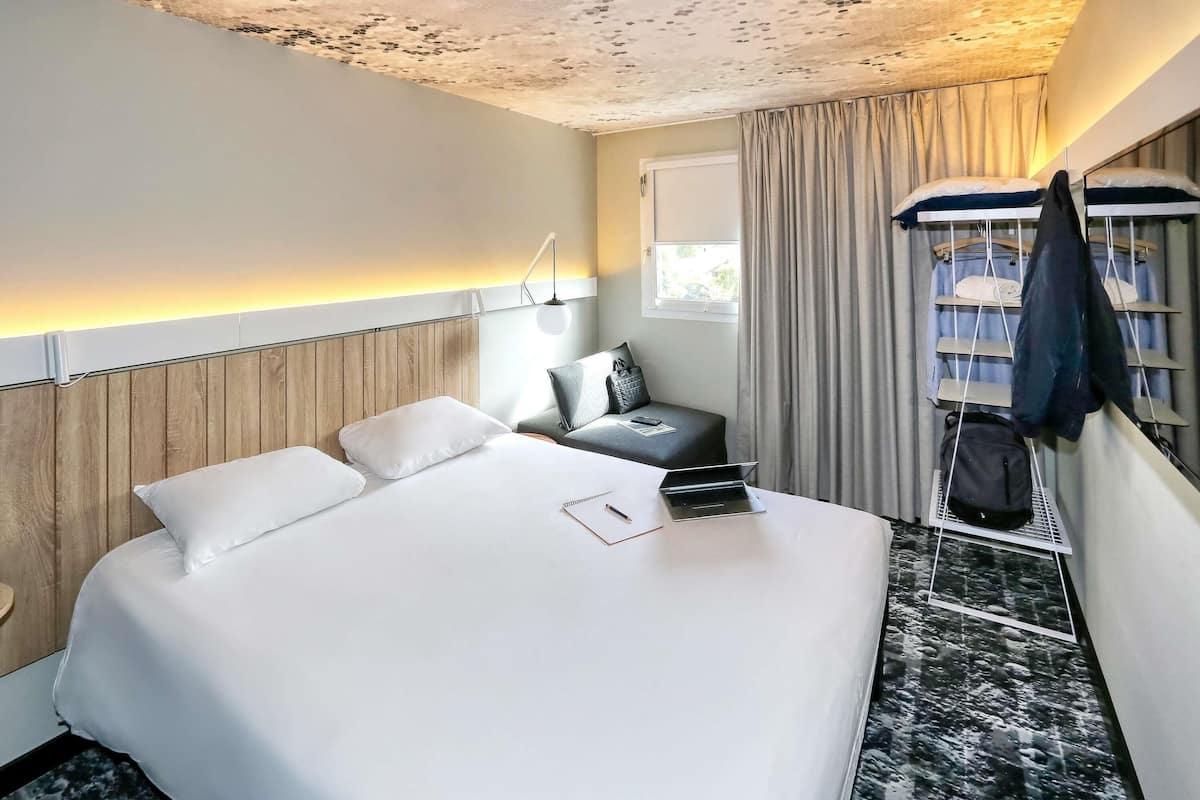 Quarto casal standard, várias camas | Roupas de cama premium, escrivaninha, cortinas blackout