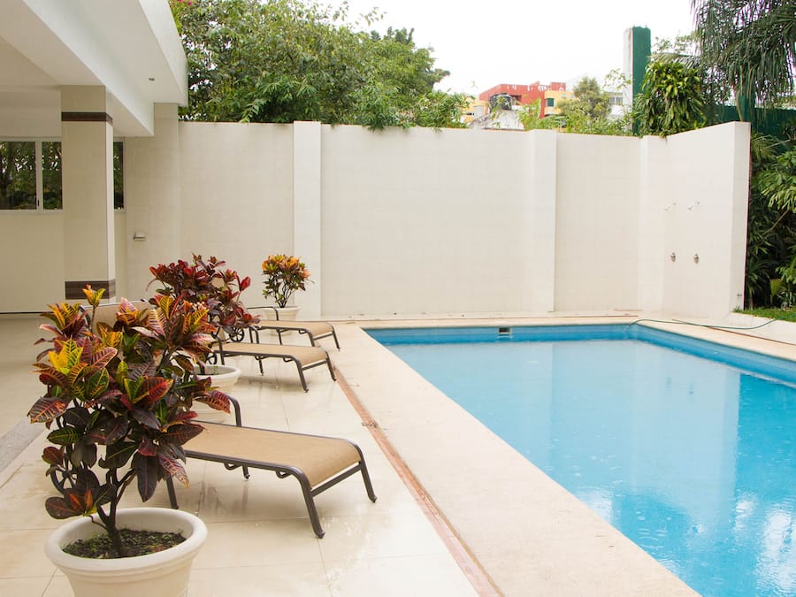 Piscina exterior, espreguiçadeiras