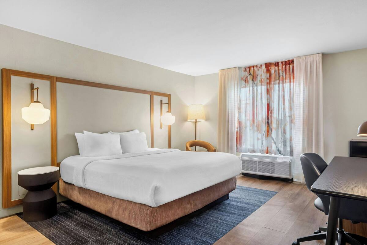 Roupas de cama premium, escrivaninha, cortinas blackout