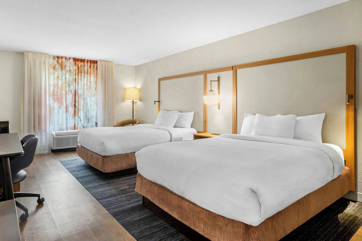 Roupas de cama premium, escrivaninha, cortinas blackout