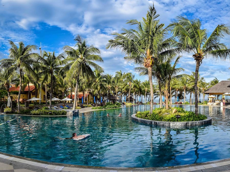 2 piscinas exteriores, da(s) 6:30 à(s) 20:00, guarda-sóis