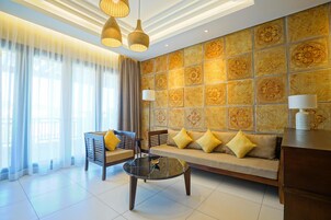 Uma sala de estar moderna com sofá, cadeiras, mesa de centro e azulejos estampados.