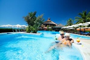 Piscina exterior, guarda-sóis, espreguiçadeiras 
