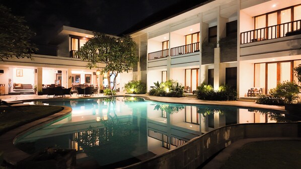 2 piscinas exteriores, guarda-sóis, espreguiçadeiras