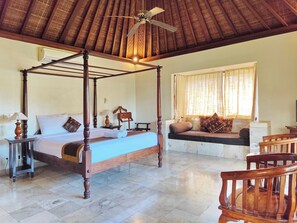 Quarto Deluxe | Roupa de alta qualidade, minibar, cofre no quarto