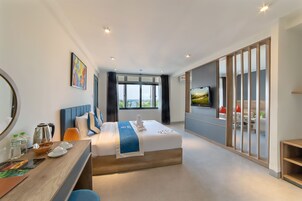 Quarto (Suite) | Minibar, cofre no quarto, secretária, cortinas/cortinados opacos 