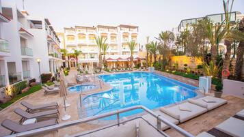 Piscina externa, guarda-sóis, espreguiçadeiras