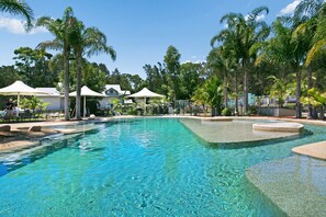4 piscinas exteriores, da(s) 9:00 à(s) 21:00, espreguiçadeiras 
