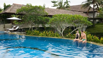 Piscina externa, espreguiçadeiras