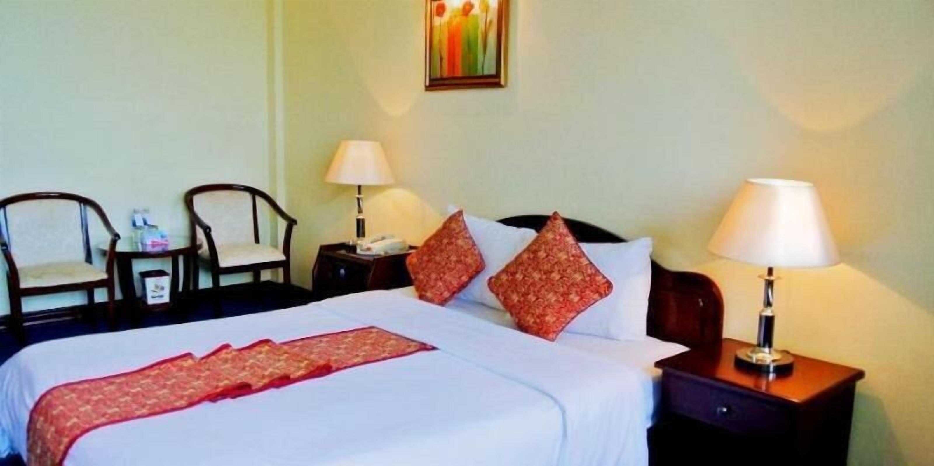 Frigobar, cofres nos quartos, escrivaninha