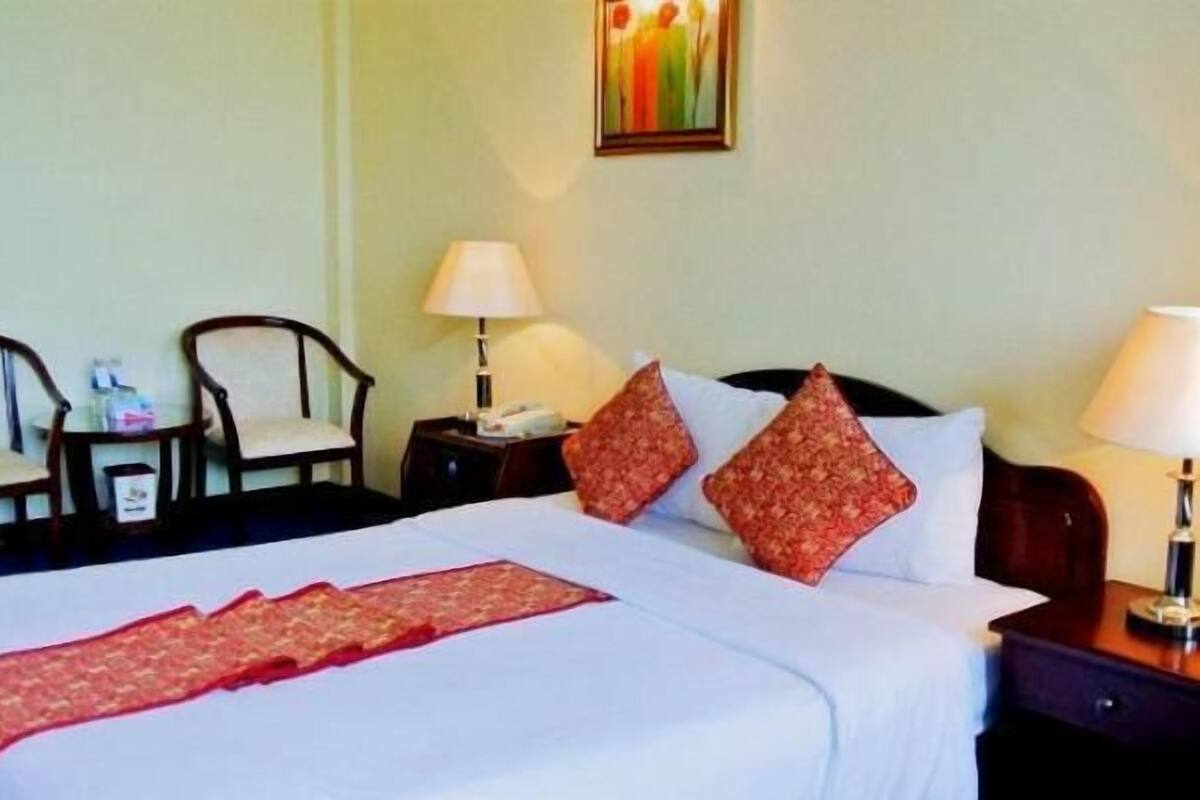 Frigobar, cofres nos quartos, escrivaninha