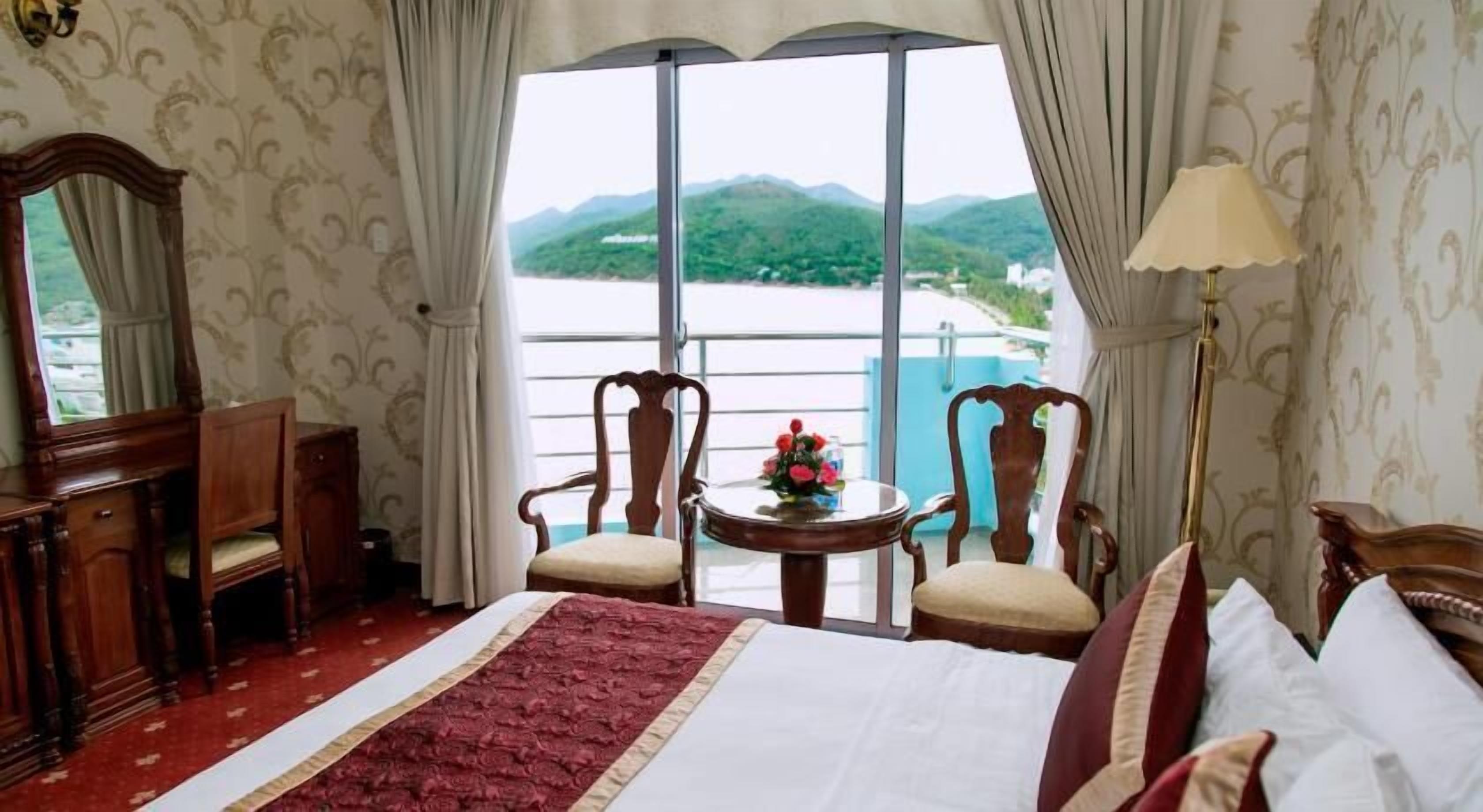 Frigobar, cofres nos quartos, escrivaninha