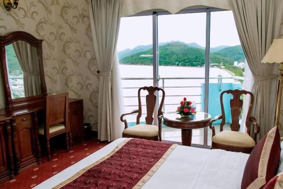 Frigobar, cofres nos quartos, escrivaninha