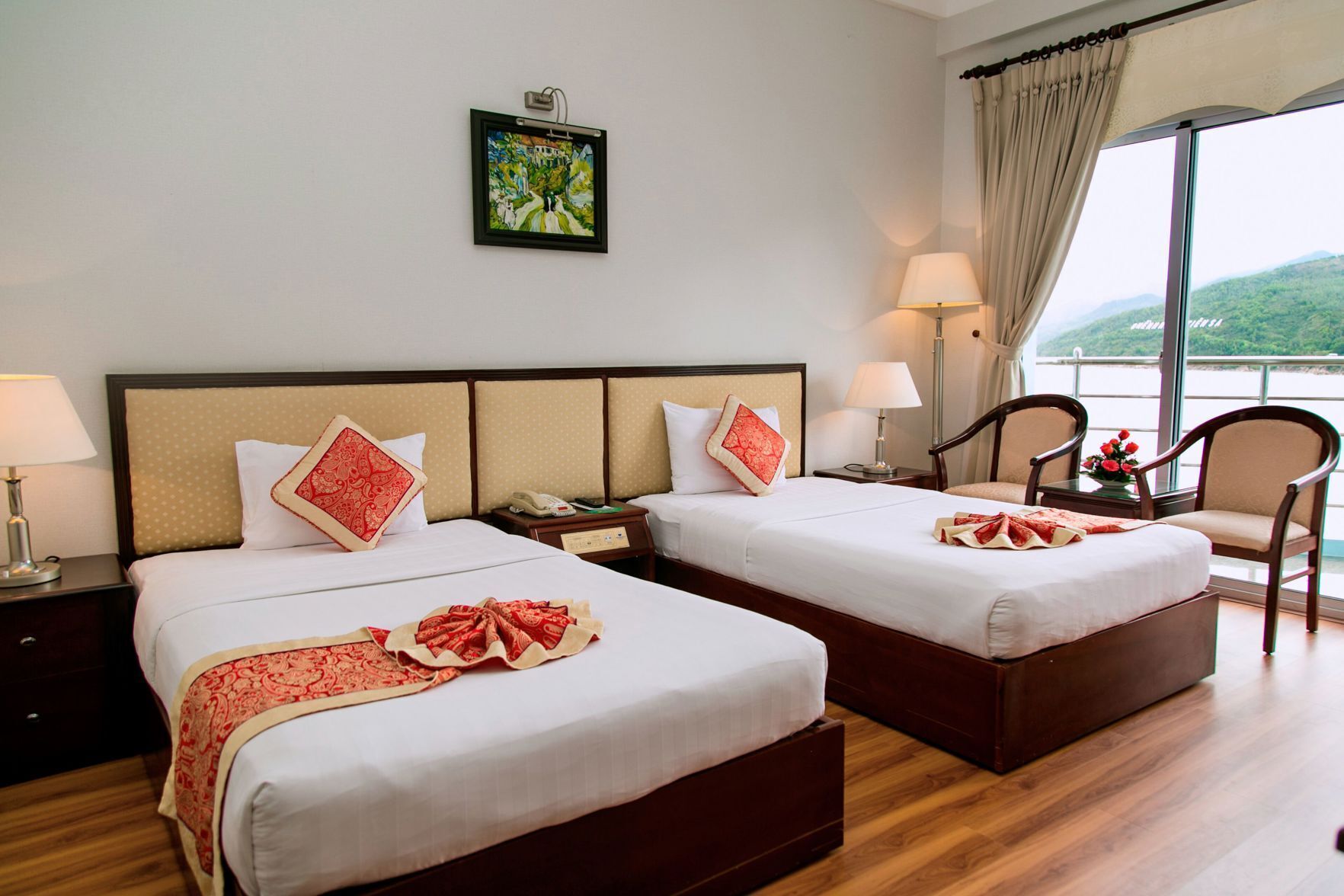 Frigobar, cofres nos quartos, escrivaninha