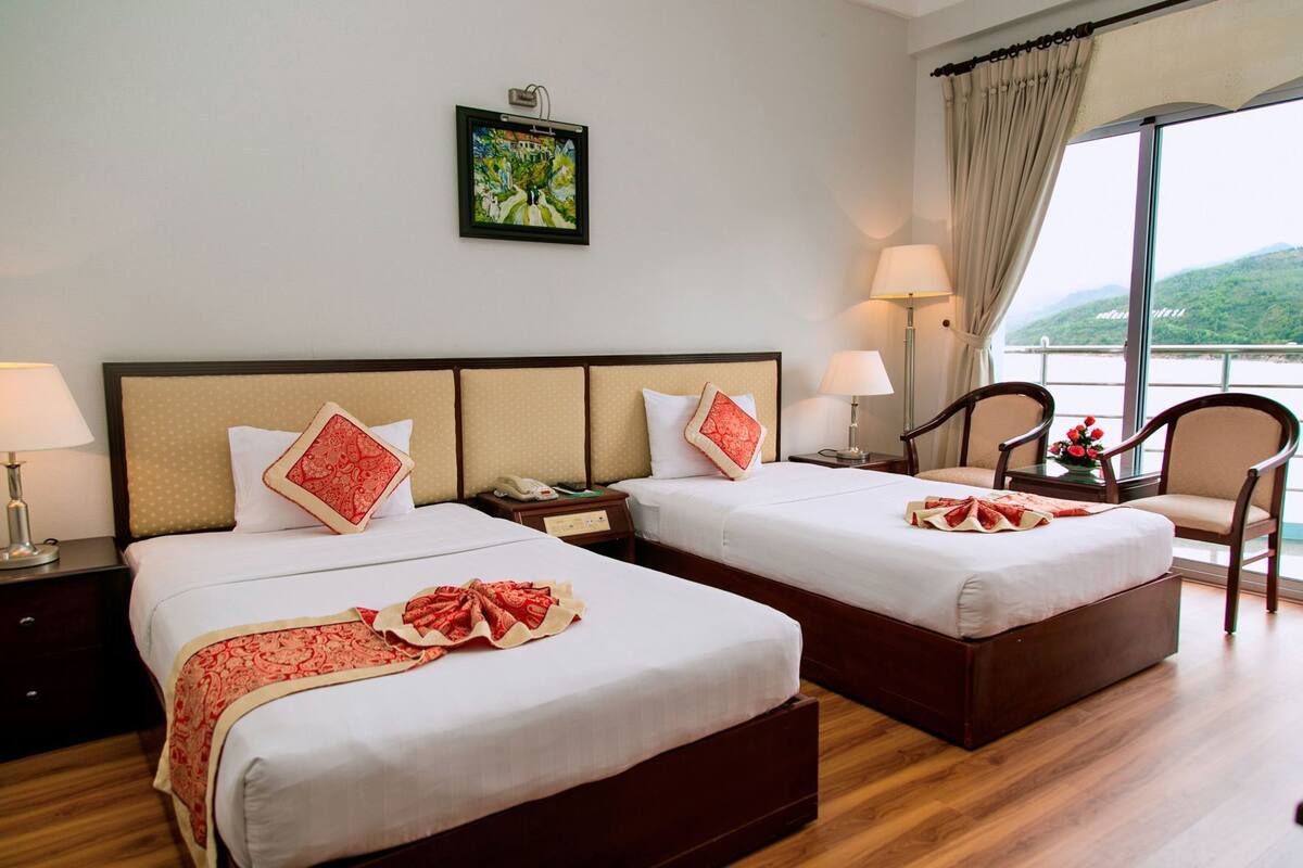 Frigobar, cofres nos quartos, escrivaninha