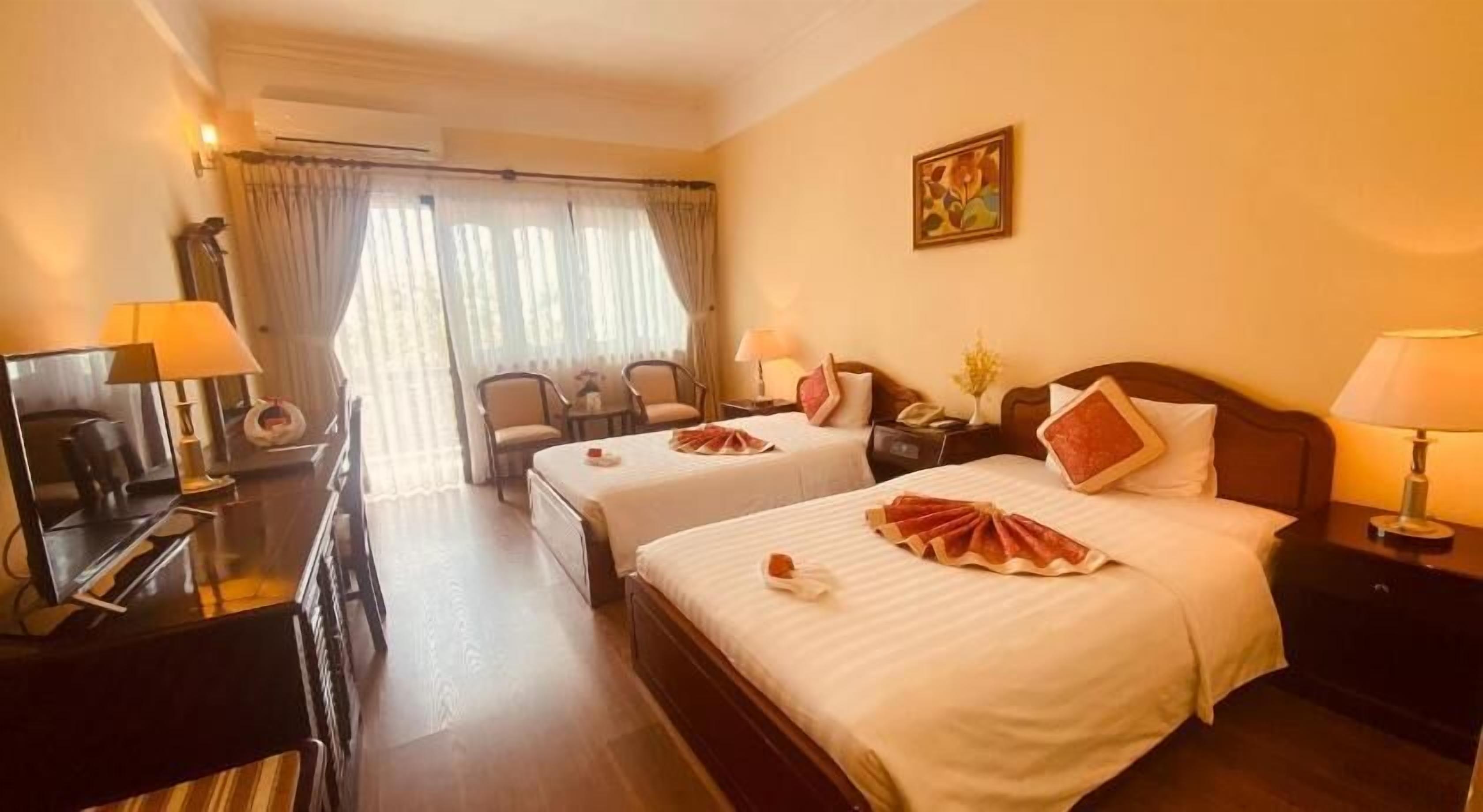 Frigobar, cofres nos quartos, escrivaninha