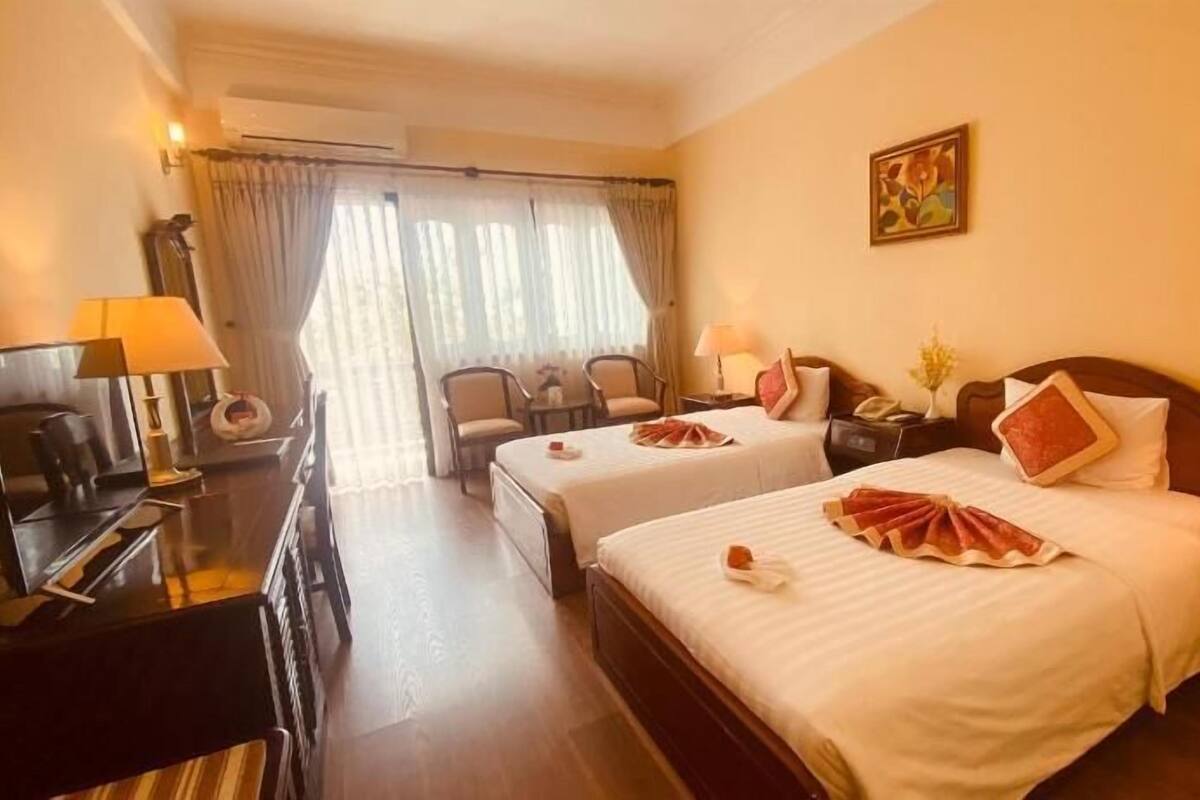 Frigobar, cofres nos quartos, escrivaninha