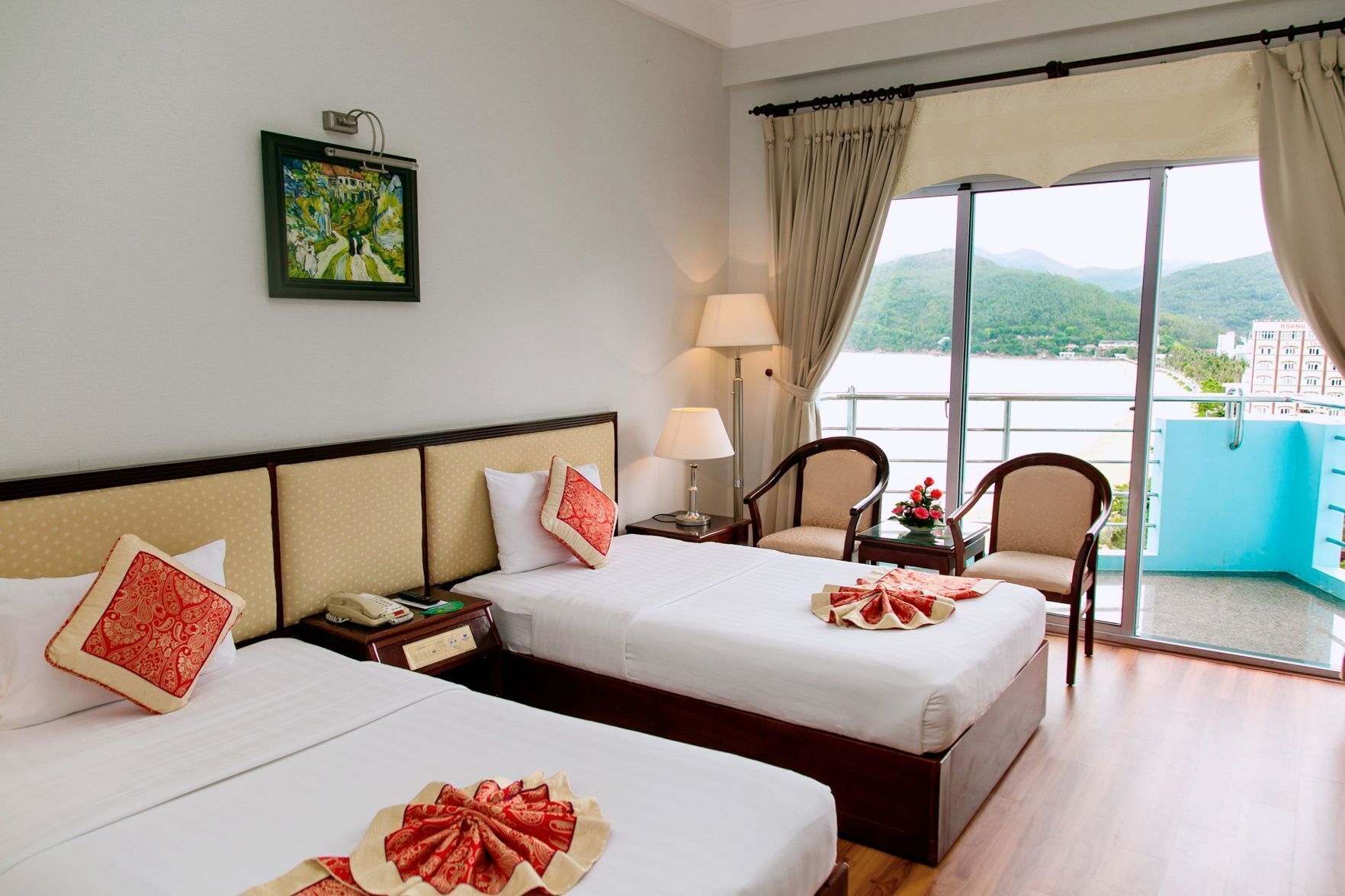 Frigobar, cofres nos quartos, escrivaninha