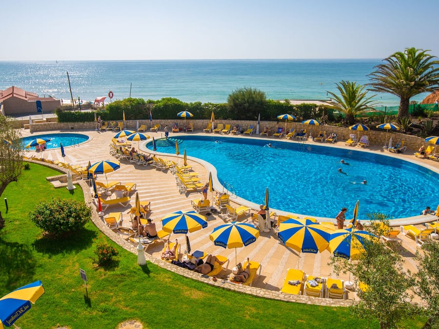 Piscina interior, 3 piscinas exteriores, guarda-sóis, espreguiçadeiras