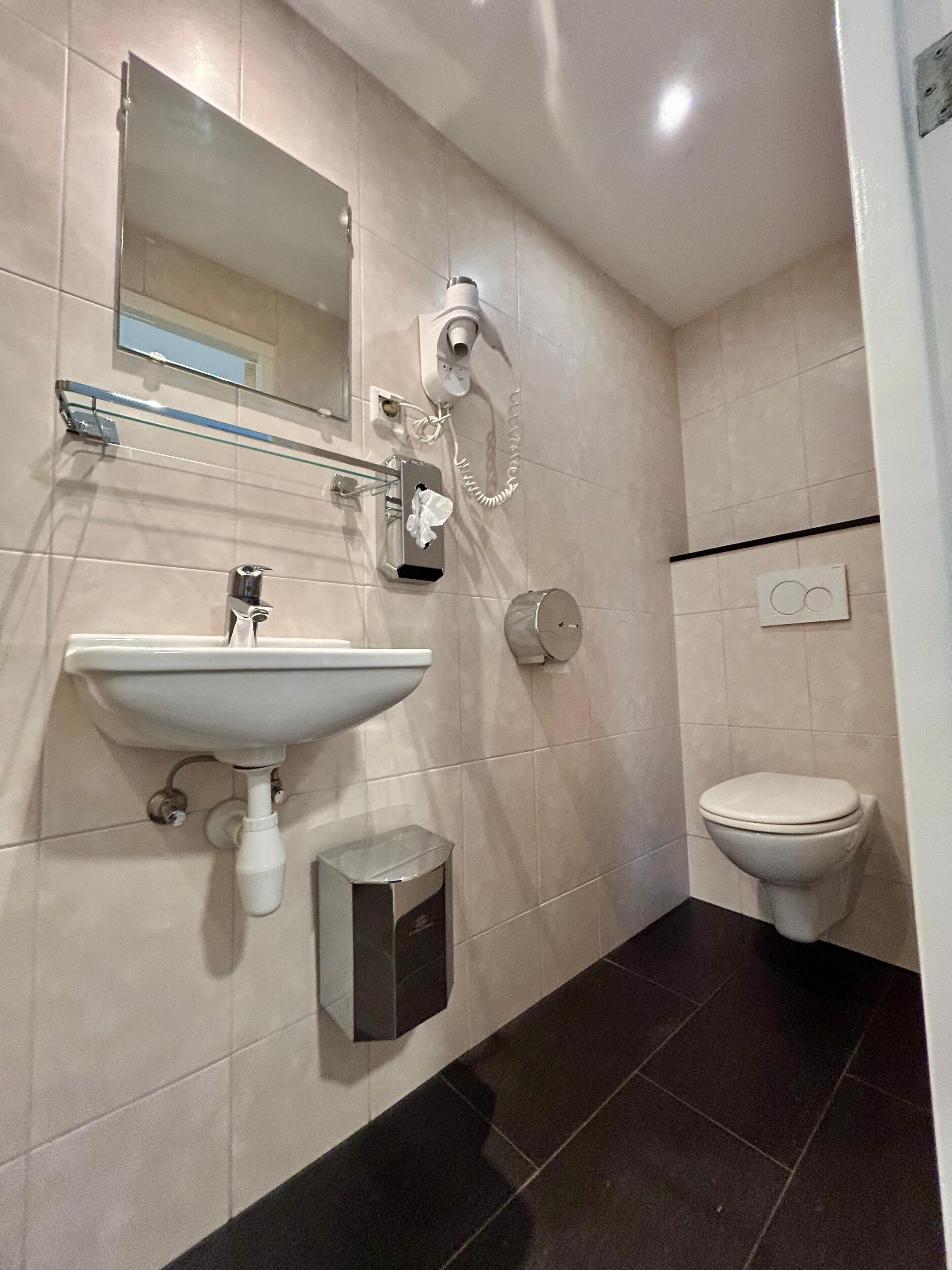 Quarto Triplo, 3 camas individuais | Casa de banho | Um polibã, artigos de higiene pessoal grátis, um secador de cabelo 