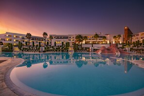 Piscina interna, piscina externa, guarda-sóis, espreguiçadeiras