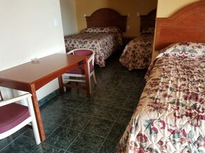 Standard Room Three beds | Escrivaninha, ferros/tábuas de passar roupa, Wi-Fi de cortesia