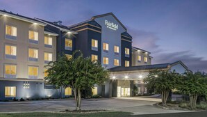 Um hotel Fairfield by Marriott com design moderno, vários andares e entrada bem iluminada.