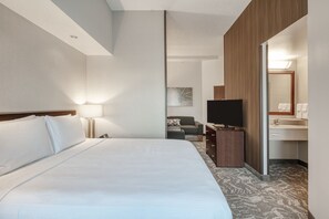 Roupas de cama premium, escrivaninha, cortinas blackout