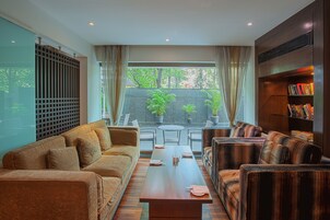 Área de estar no saguão