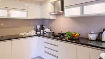 Geladeira grande, micro-ondas, cooktop, lava-louças