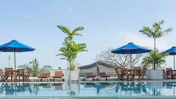 Piscina exterior, espreguiçadeiras