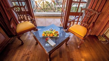 Quarto Duplo Deluxe, vista para o rio | Minibar, cofre no quarto, secretária, ferro/tábua de engomar