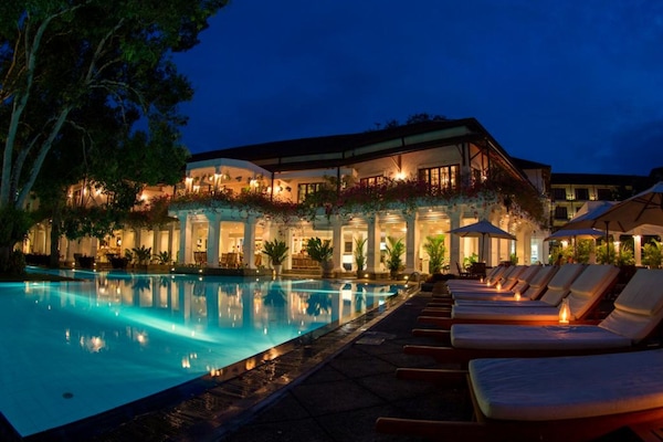 Piscina externa, guarda-sóis, espreguiçadeiras