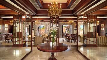 Quarto, 2 quartos (Mahaweli suite) | Área de estar | TV LCD 32 polegadas com canais via satélite, TV