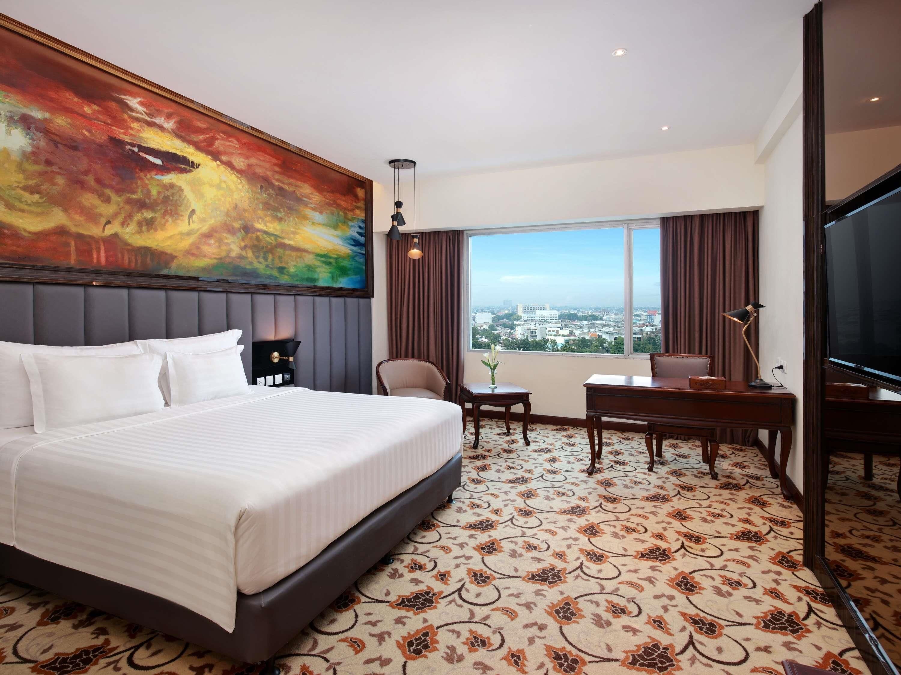 Quarto Deluxe, 1 cama king-size | Minibar, cofre no quarto, secretária, cortinas/cortinados opacos 