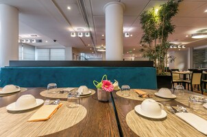 Café da manhã com buffet todos os dias mediante uma taxa
