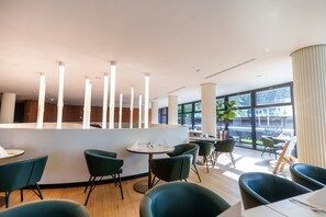 Pequenos-almoços, almoços, jantares servidos, junto à piscina 