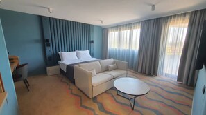 Quarto Duplo Superior | Roupa hipoalergénica, edredões de penas, cofre no quarto, secretária 