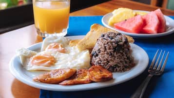 Café da manhã completo grátis todos os dias