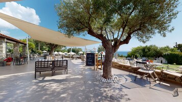 Bar junto à piscina