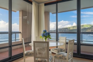 Suíte, 1 cama Queen, vista para o mar | Frigobar, cortinas blackout, Wi-Fi de cortesia, roupa de cama