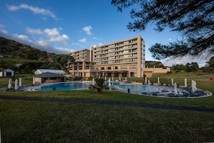 2 piscinas exteriores, guarda-sóis, espreguiçadeiras