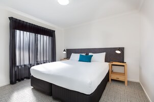 Minibar, cofre no quarto, secretária, quartos insonorizados 