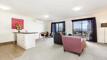 Apartamento standard, 1 quarto, para não fumantes, cozinha (1 Bedroom Apartment) | 1 quarto, frigobar, cofres nos quartos, escrivaninha