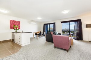 Apartamento standard, 1 quarto, para não fumantes, cozinha (1 Bedroom Apartment) | Frigobar, cofres nos quartos, escrivaninha, quartos à prova de som